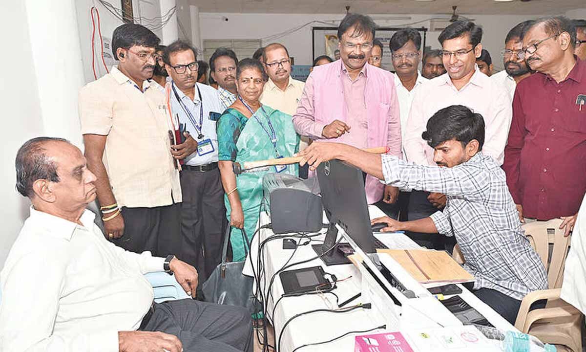 APMC brings renewal services to district level