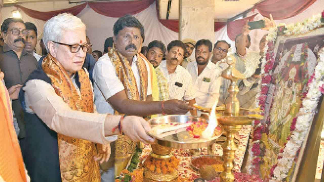 Festivities begin: Governor offers ‘Bangaru Bonam’ in Delhi