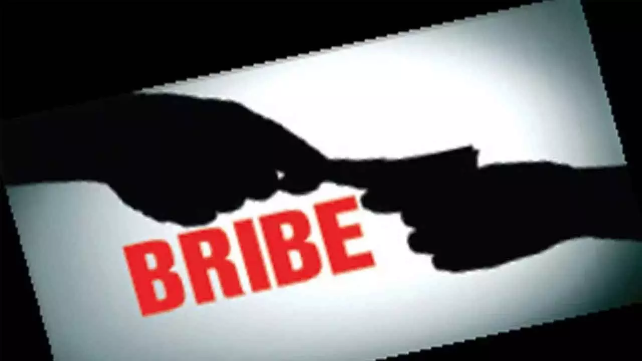 GHMC official caught red handed accepting bribe