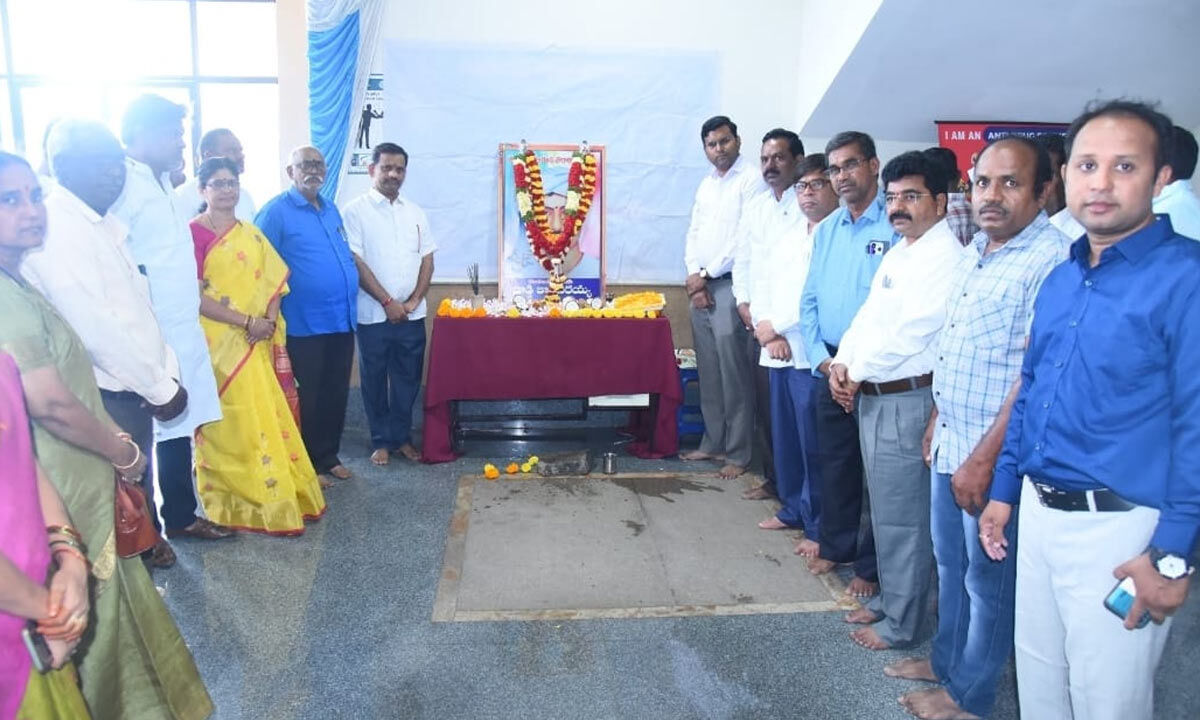 Tributes Paid to Telangana Armed Struggle Martyr Doddi Komarayya and ...