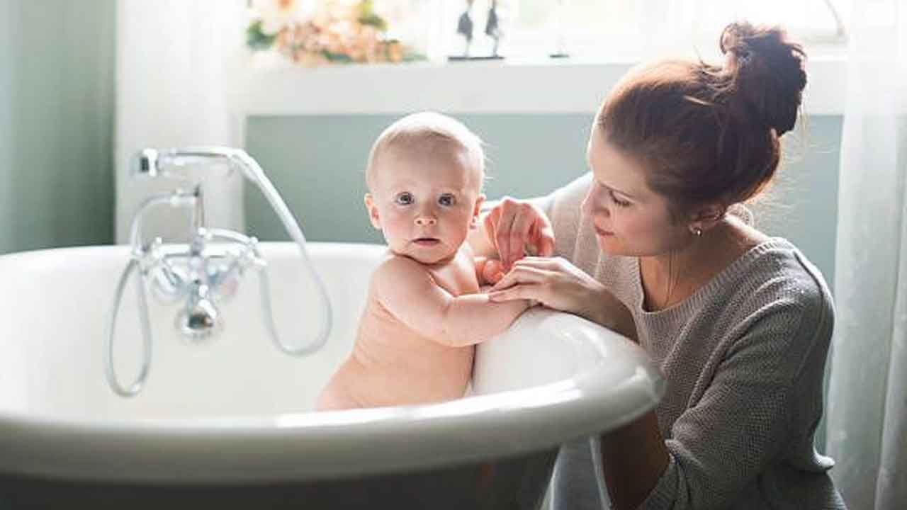 Parenting: Daily bathing tips for babies in the changing season