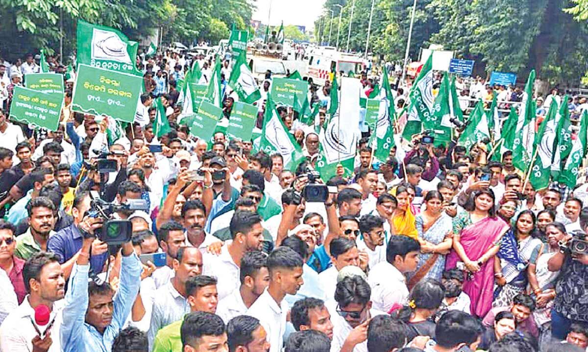 BJD workers in scuffle with police at PMG