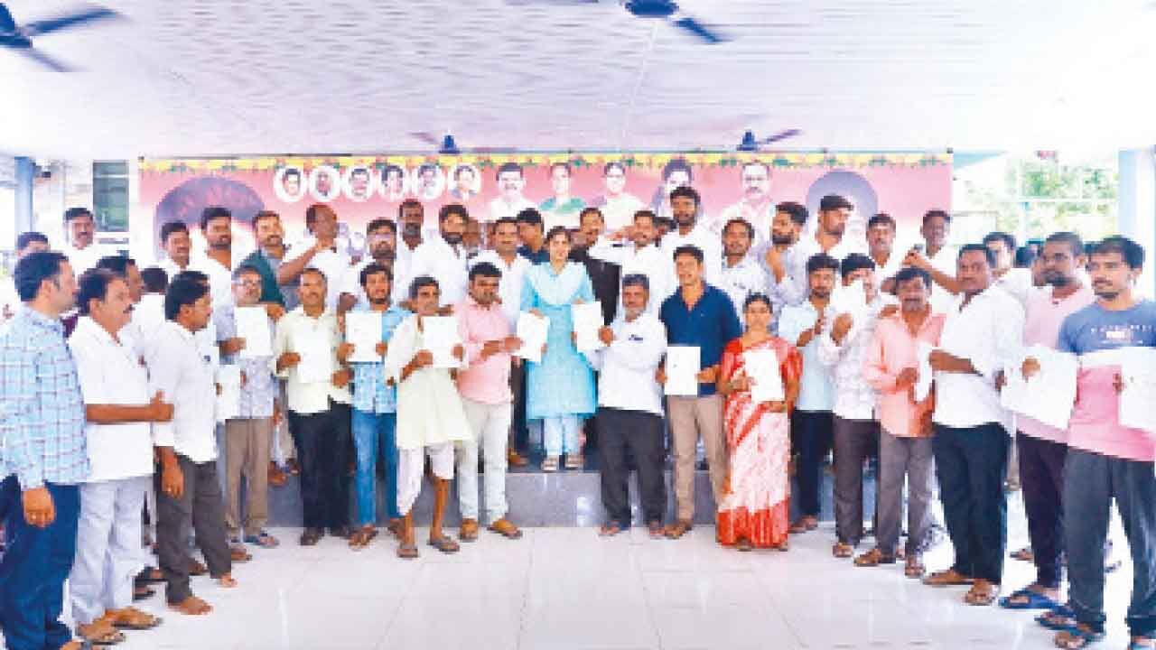 Yasaswini distributes CMRF cheques