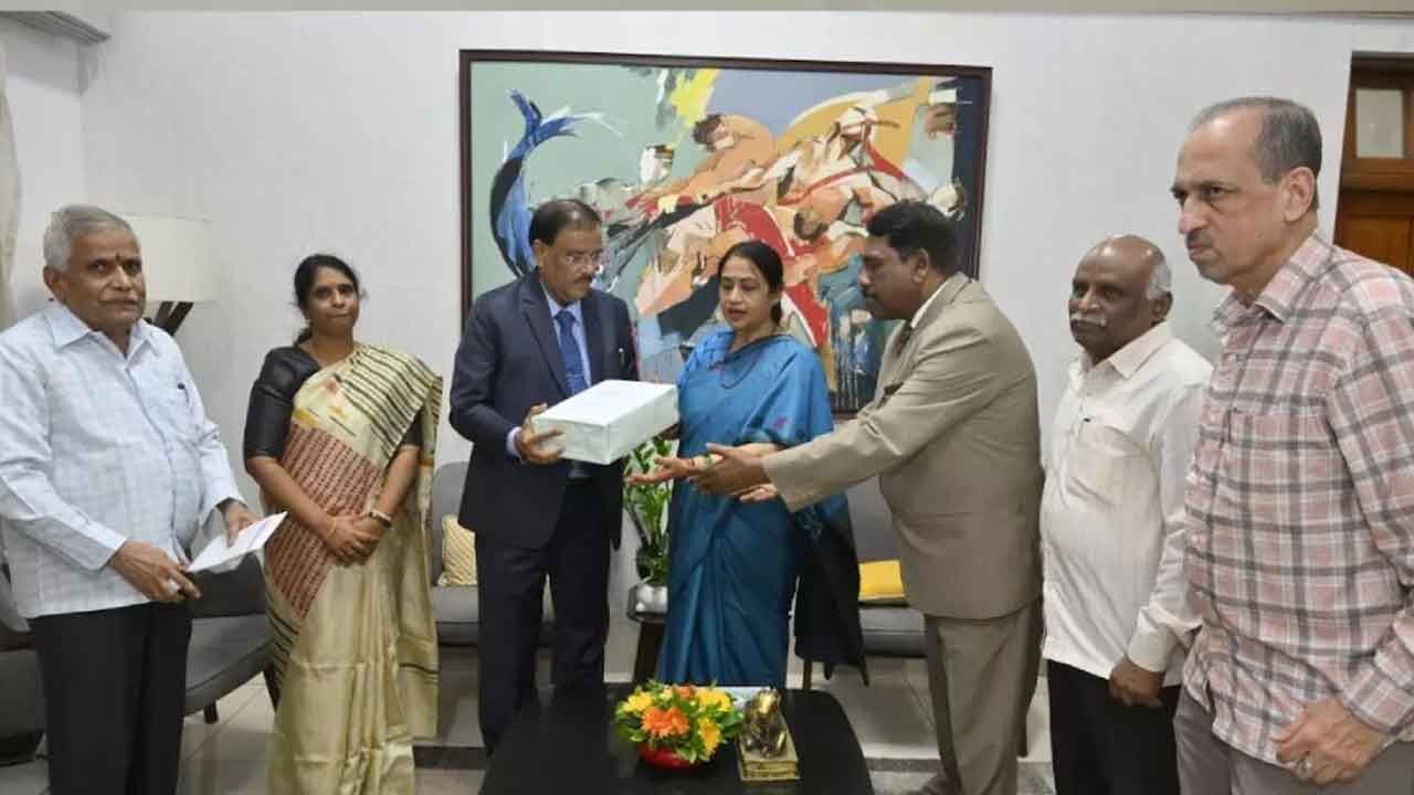 MUDA case: Justice Desai submits report to government