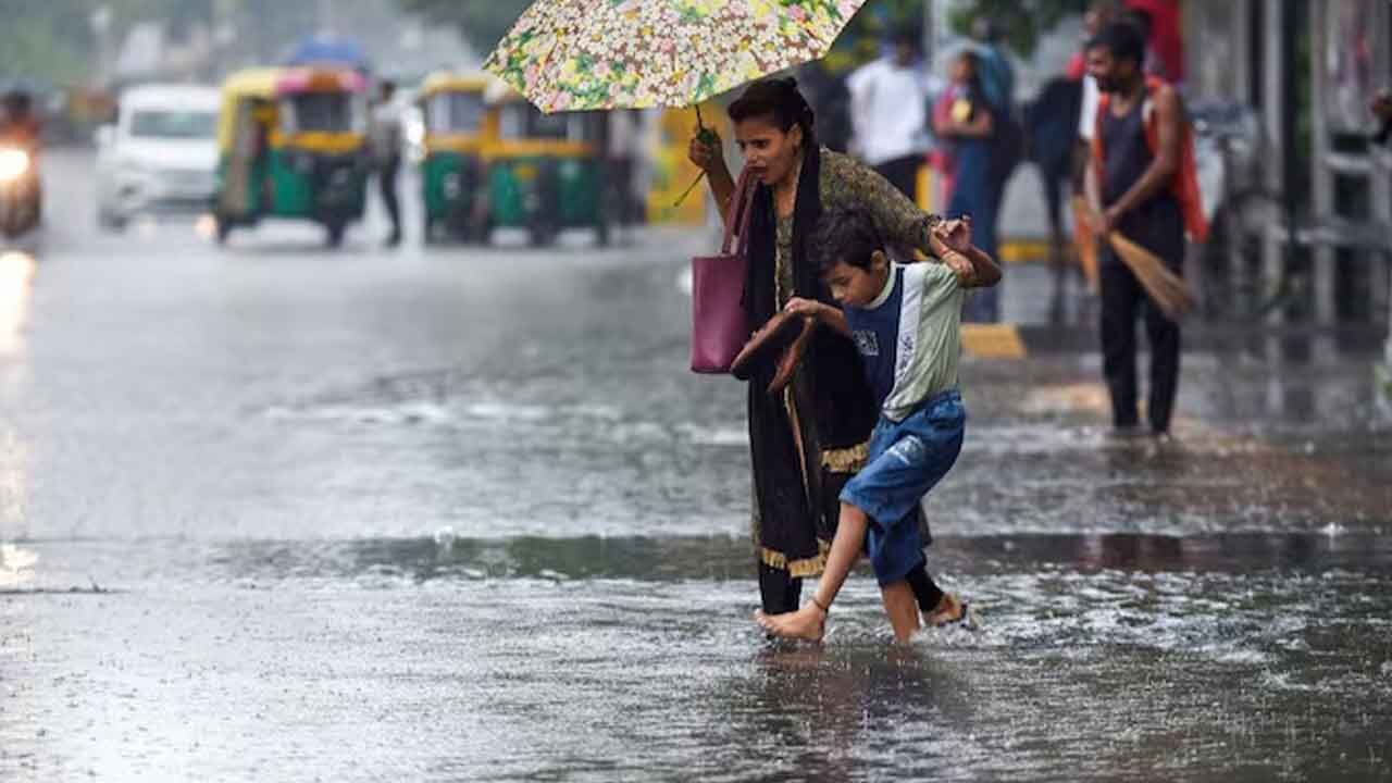 Hyderabad GHMC Weather Forecast: Persistent Rains, Moderate Spells in ...