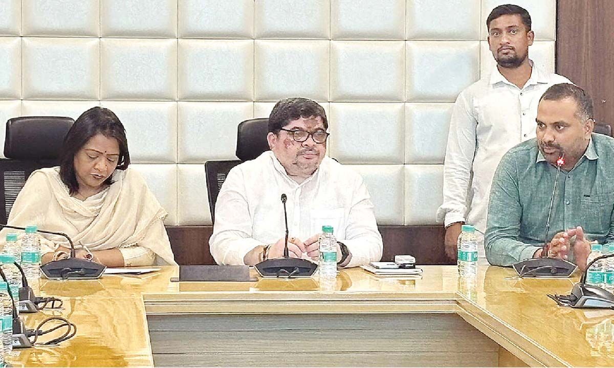 Stay vigilant, prevent inconvenience to public: Ponnam to officials