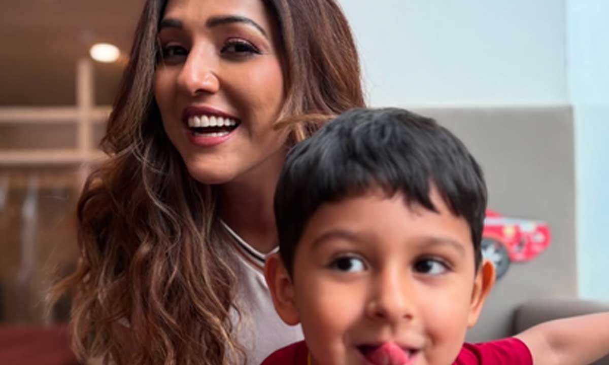 Neeti Mohan's son Aryaveer faces the camera for the first time with her 'mumma dear'