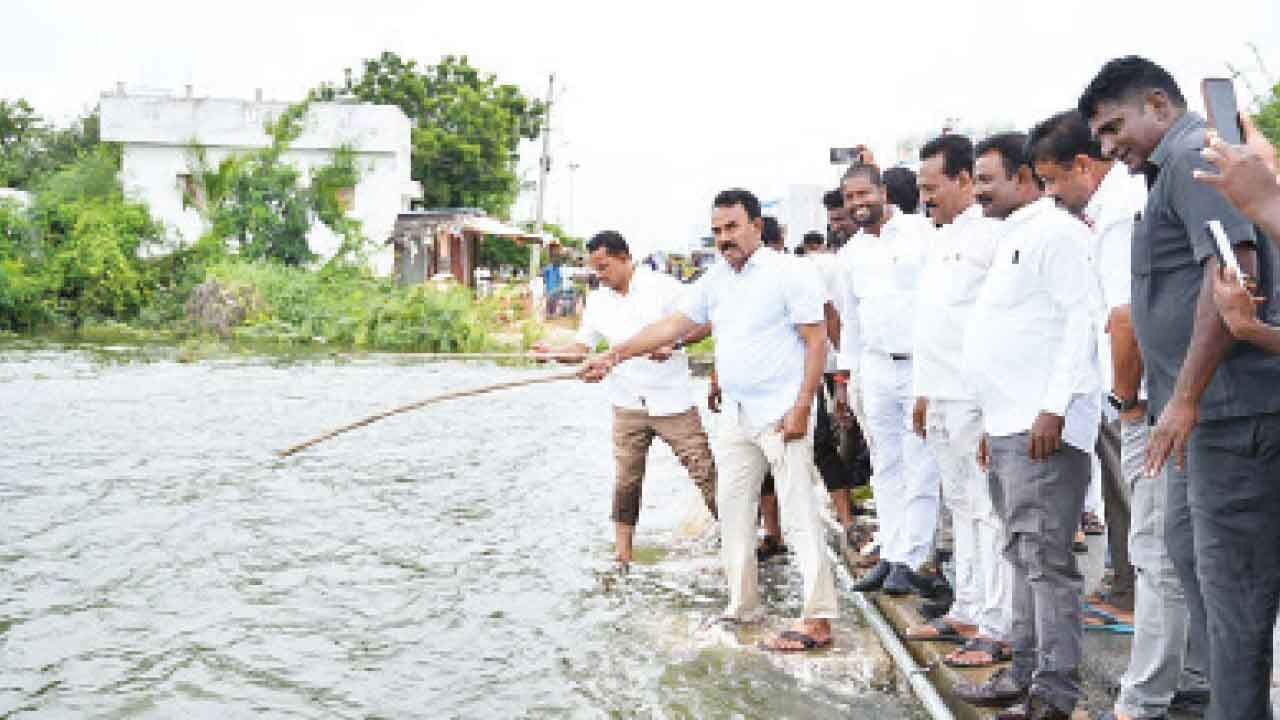 Minister Jupally tries his hand at fishing