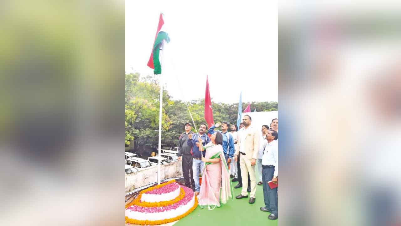 GHMC Mayor, Commissioner hoist national flag