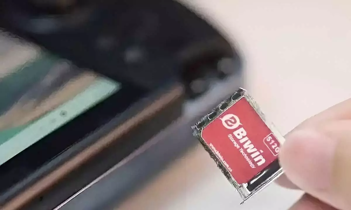 China Unveils Mini SSDs That Fit Like SIM Cards, Debut in Strix Halo ...