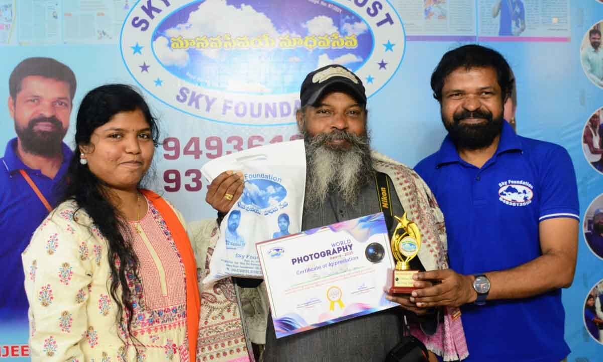 Photographers honoured on World Photography Day, Hans India's Srinivas ...