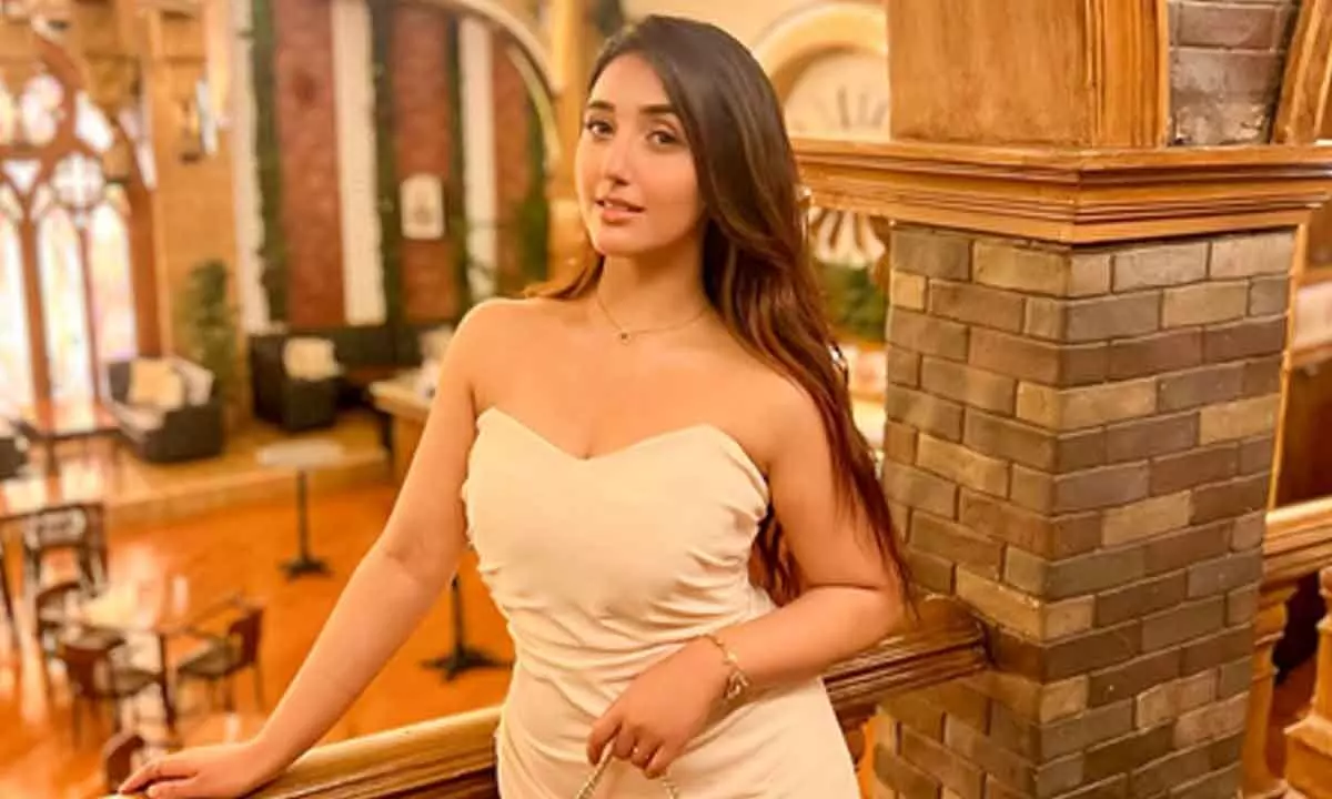 Ashnoor Kaur posts a special selfie before entering "Bigg Boss" house, says will miss parents