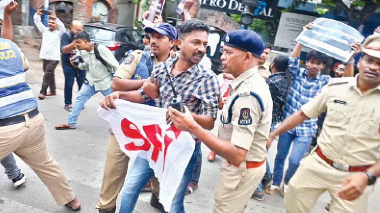 Protest held by SFI seeking release of fee reimbursement dues
