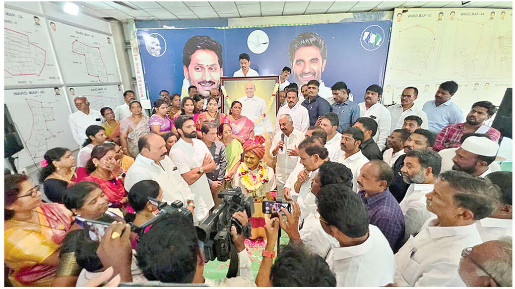 Ex-CM YSR remembered on death anniversary