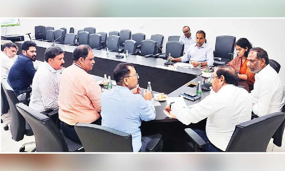 Minister reviews progress of renewable energy projects