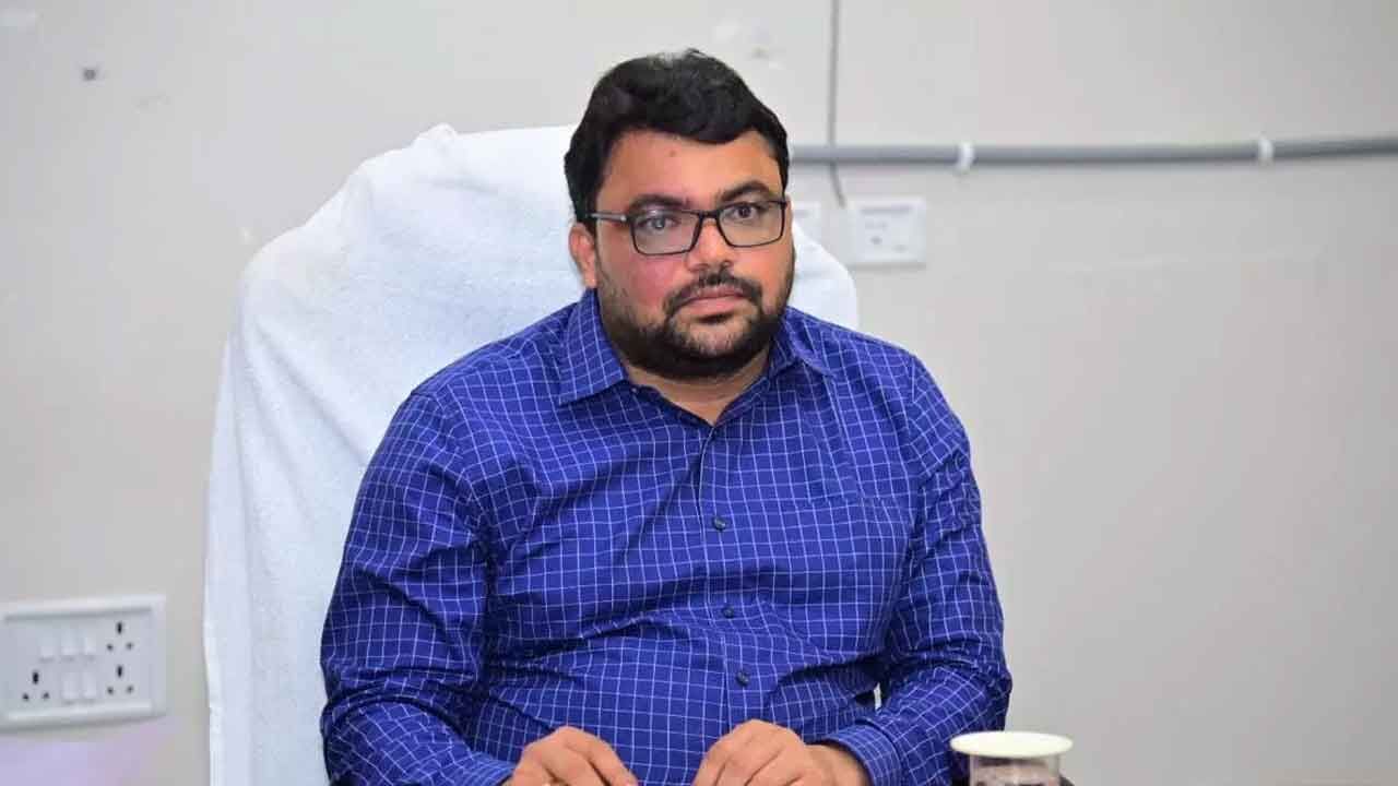 Collector inspects ZP High School