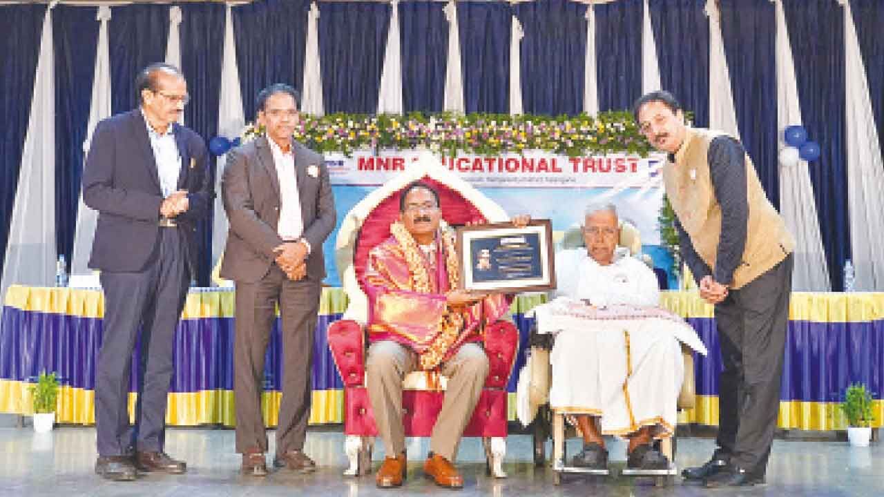 Educational Trust memorialise Teachers’ Day with awards and tributes