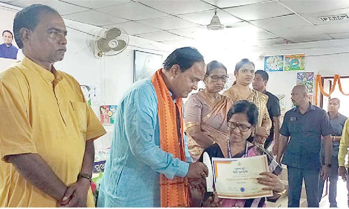 Teachers should become role models: Patra