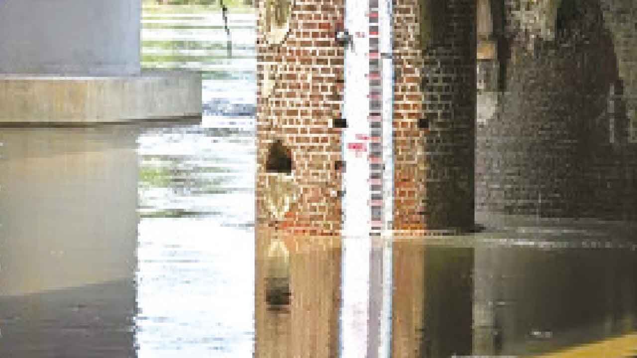 Yamuna water level drops below warning mark