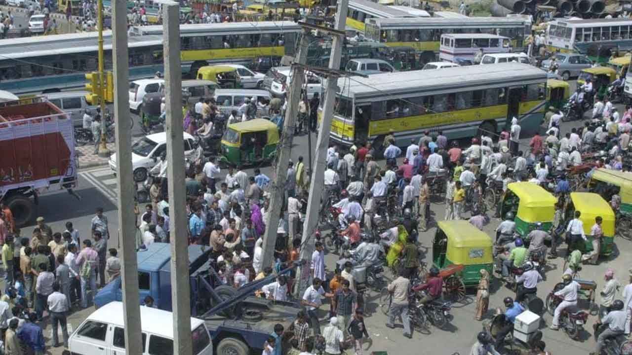 Buses via Khajuri flyover diverted to ease traffic congestion