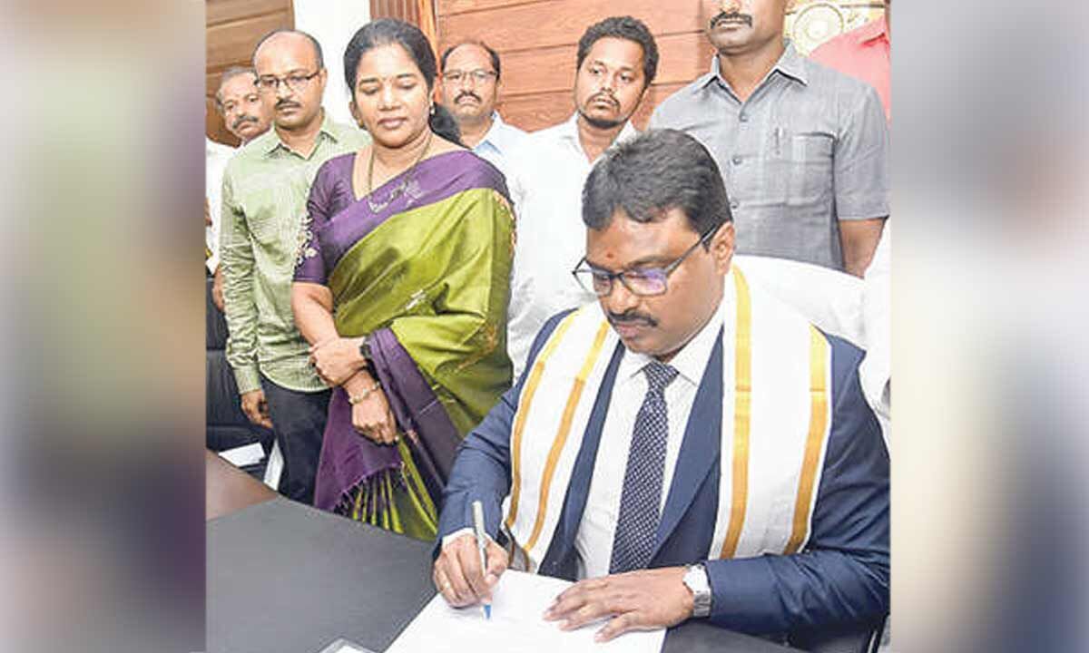 Raja Babu takes charge as Prakasam collector