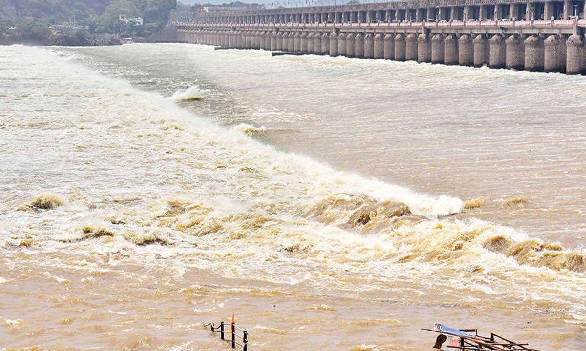 Prakasam barrage receives 3 lakh cusecs of floodwater
