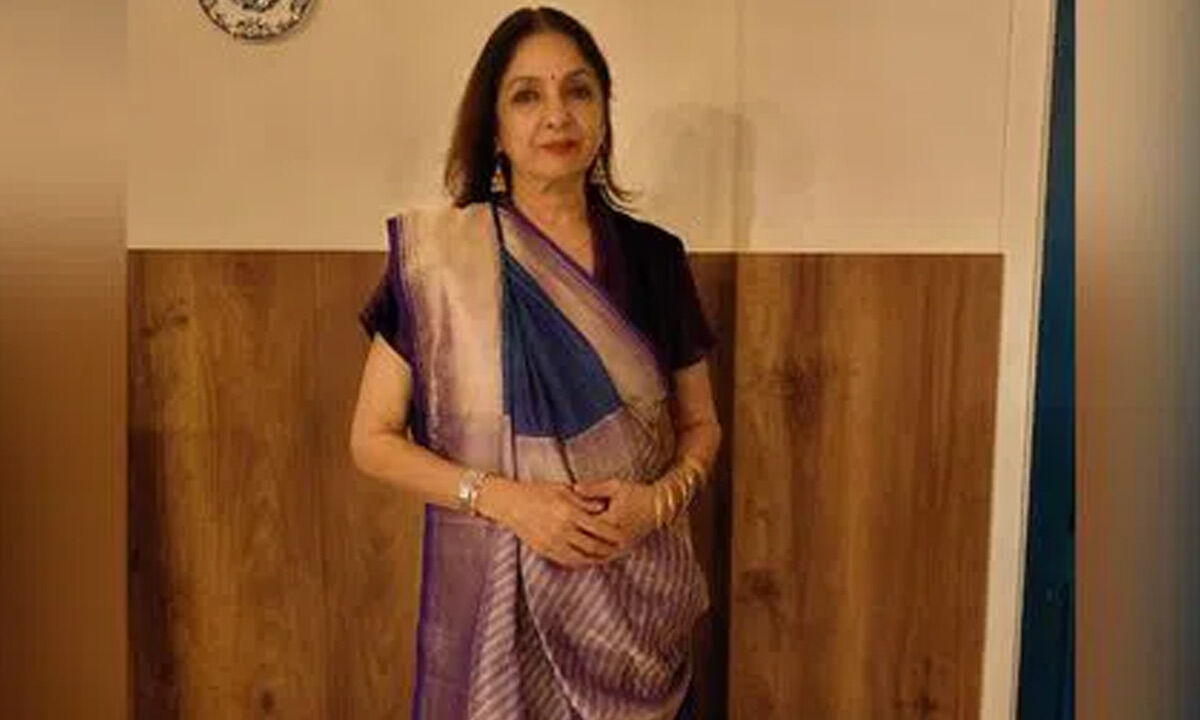 Neena Gupta shows how to flaunt the pallu in Gujarati style saree