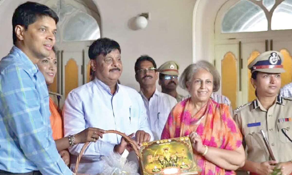 Minister extends official Dasara invitation to Pramoda Devi