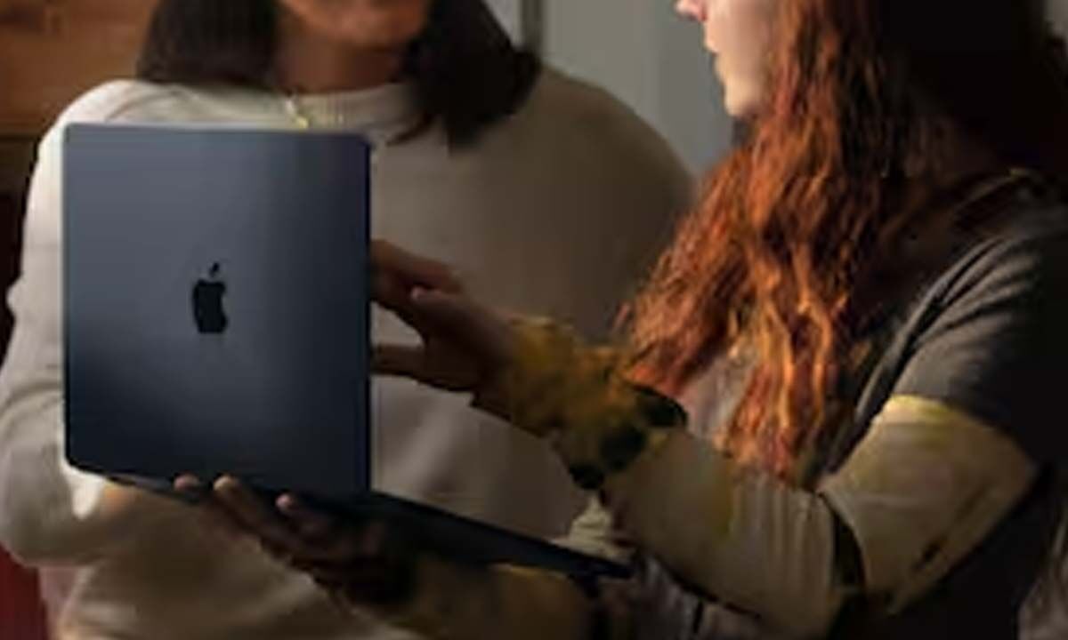 Apple May Launch First OLED MacBook Pro with Touchscreen in 2026: Analyst