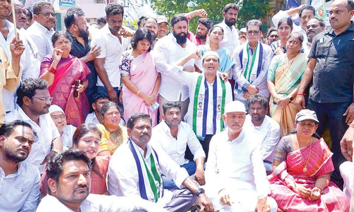 YSRCP stages protest as cops stop rally