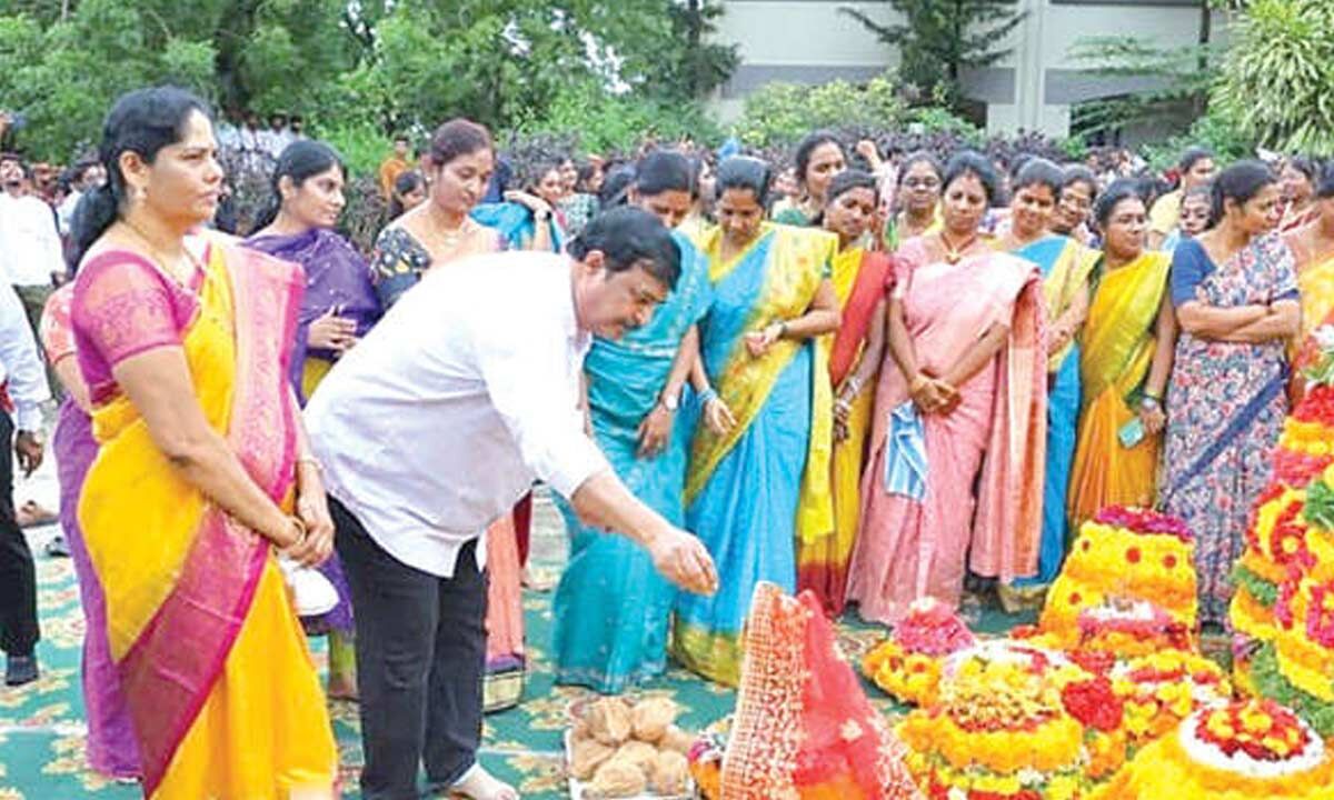 SBIT College celebrates Bathukamma with grandeur