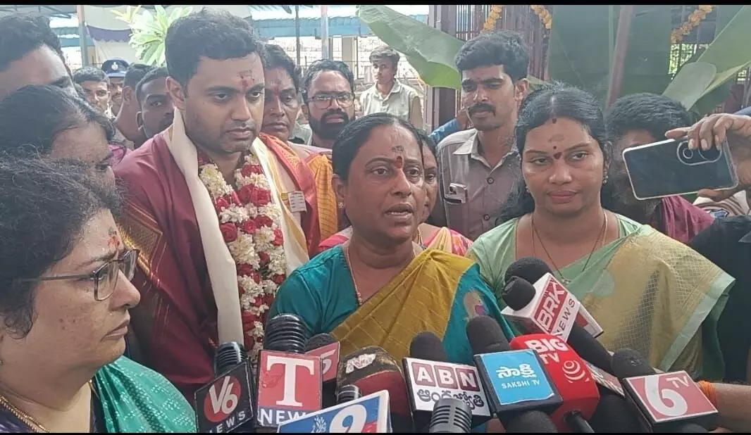 Minister Konda Surekha Presents Silk garments at Jogulamba Temple