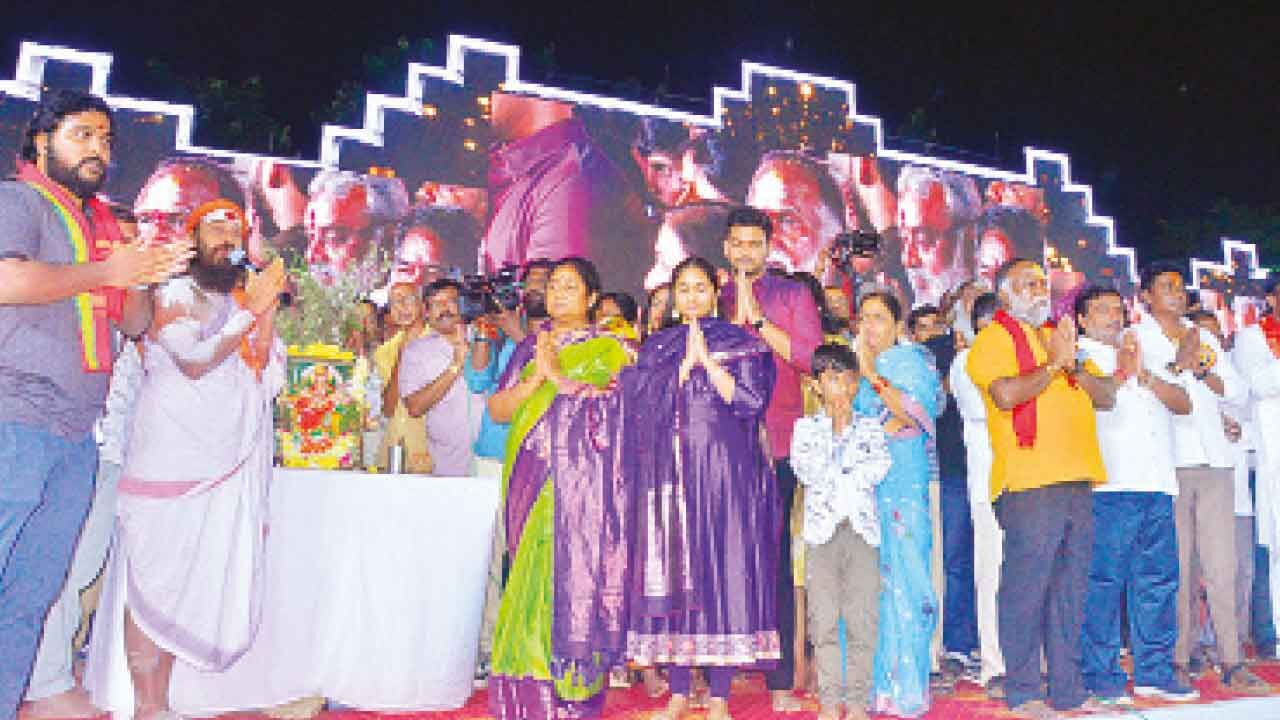 Jagga Reddy announces Nirmala as Sangareddy Cong candidate in advance