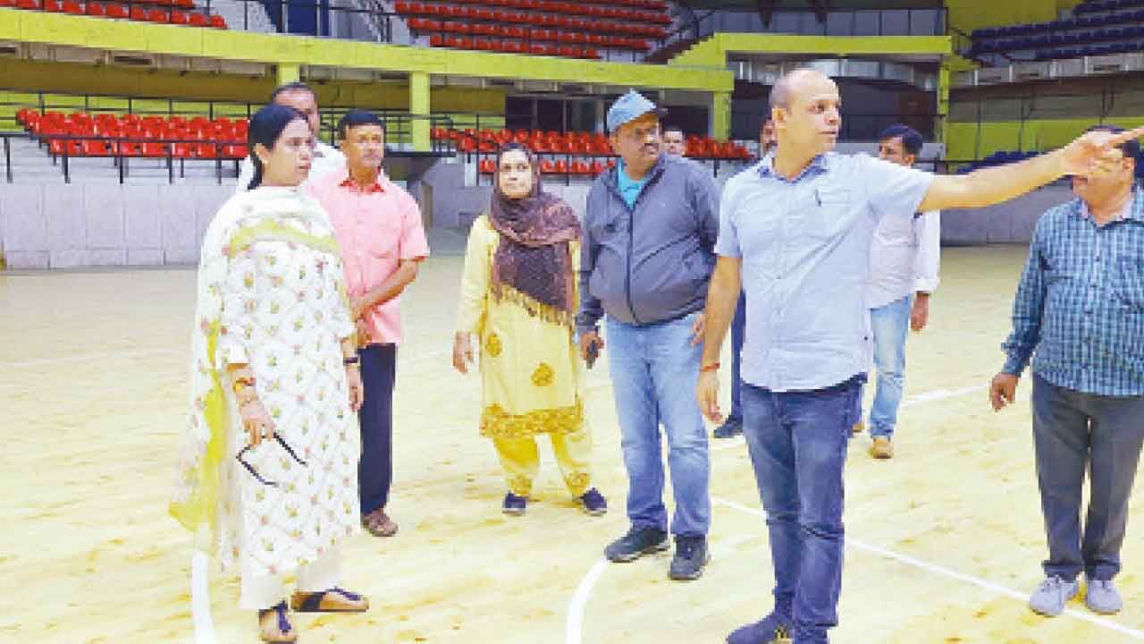 Minister inspects Kanteerava stadium ahead of meet