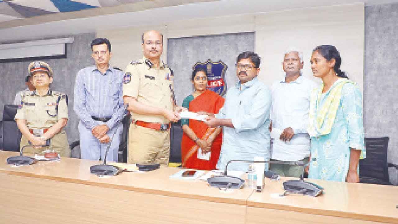 3 top Maoist leaders surrender, receive Rs 20 lakh each