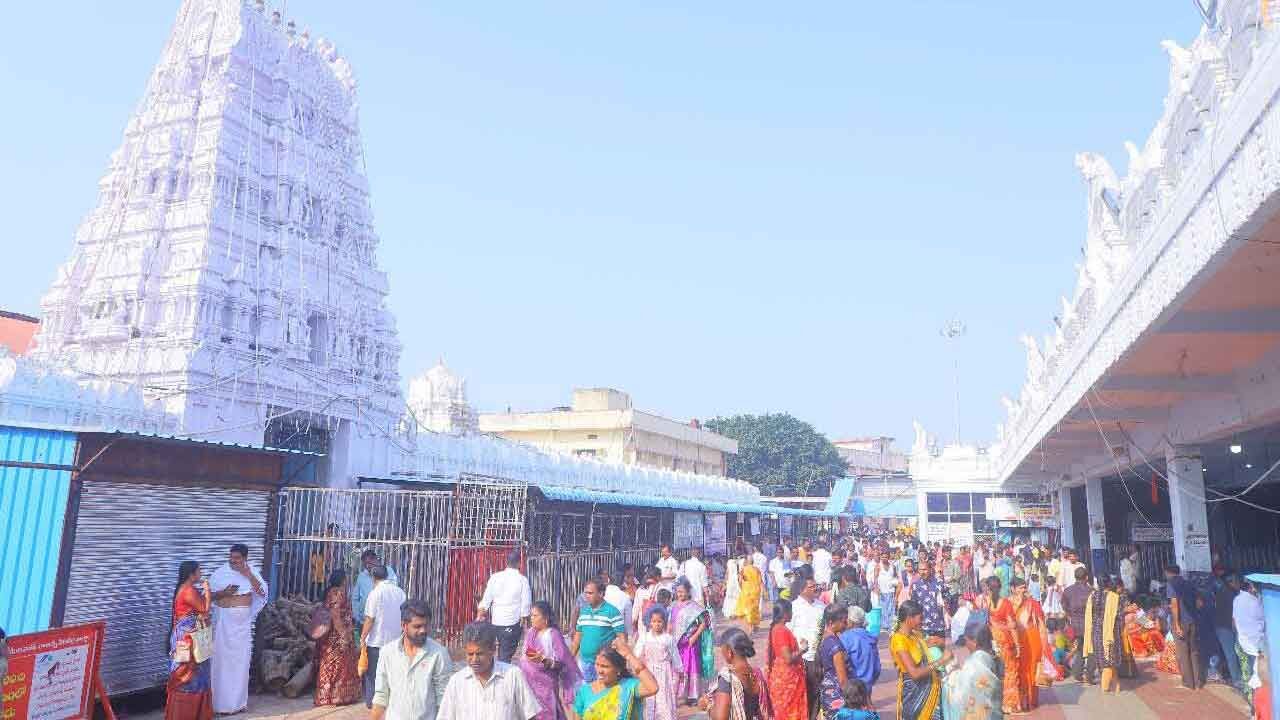 Rush of Devotees Across Hyderabad Temples to Perform Poojas on First ...