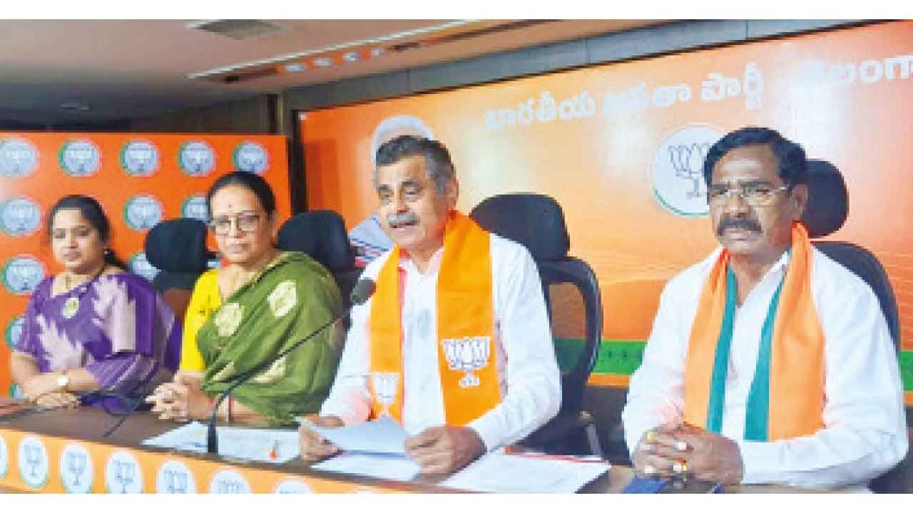 Chevella MP pins blame on BRS govt for bad condition of roads