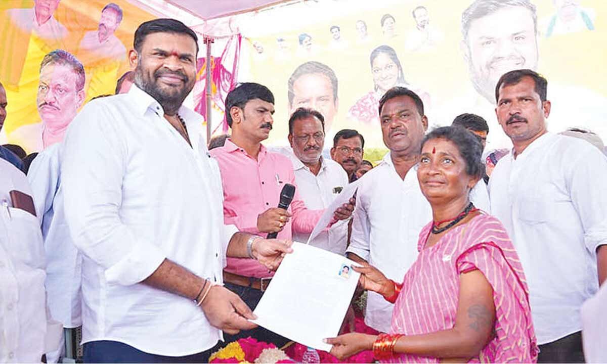 Srikalahasti MLA hands over house site pattas to displaced families
