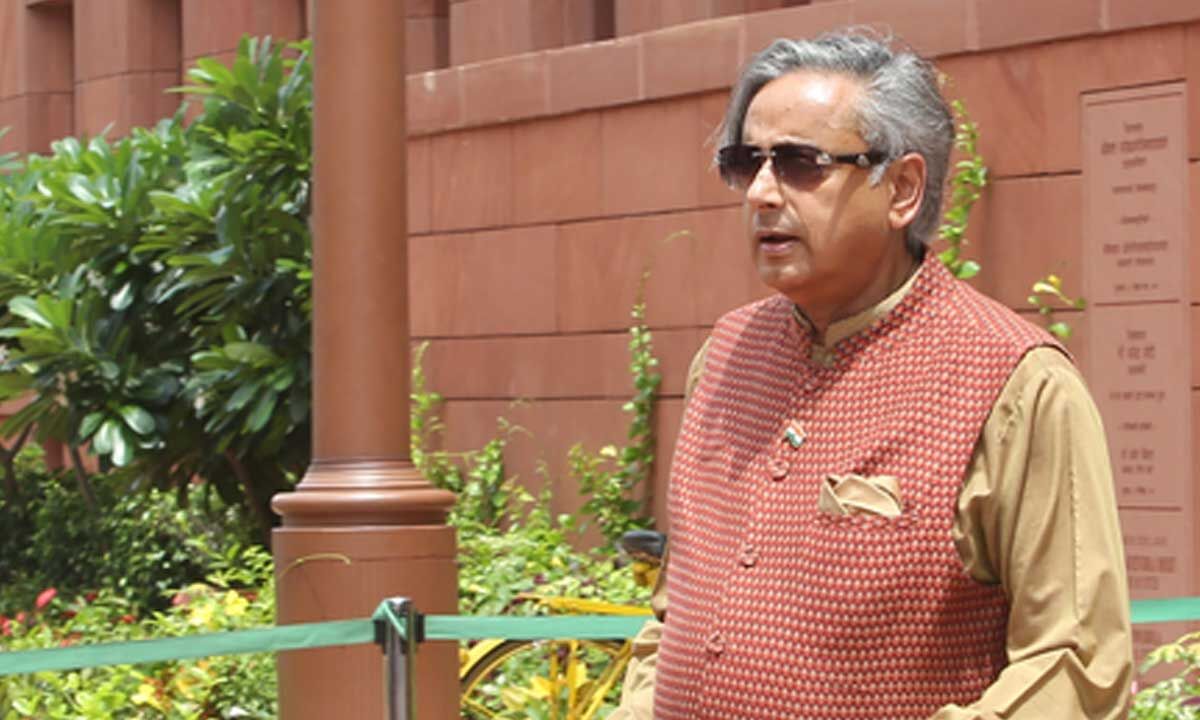 Veteran Cong leader Hassan accuses Shashi Tharoor of undermining party ...