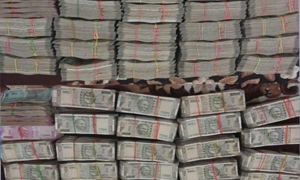 Bengal STF seizes Rs 5 crore cash from car in New Town, two arrested