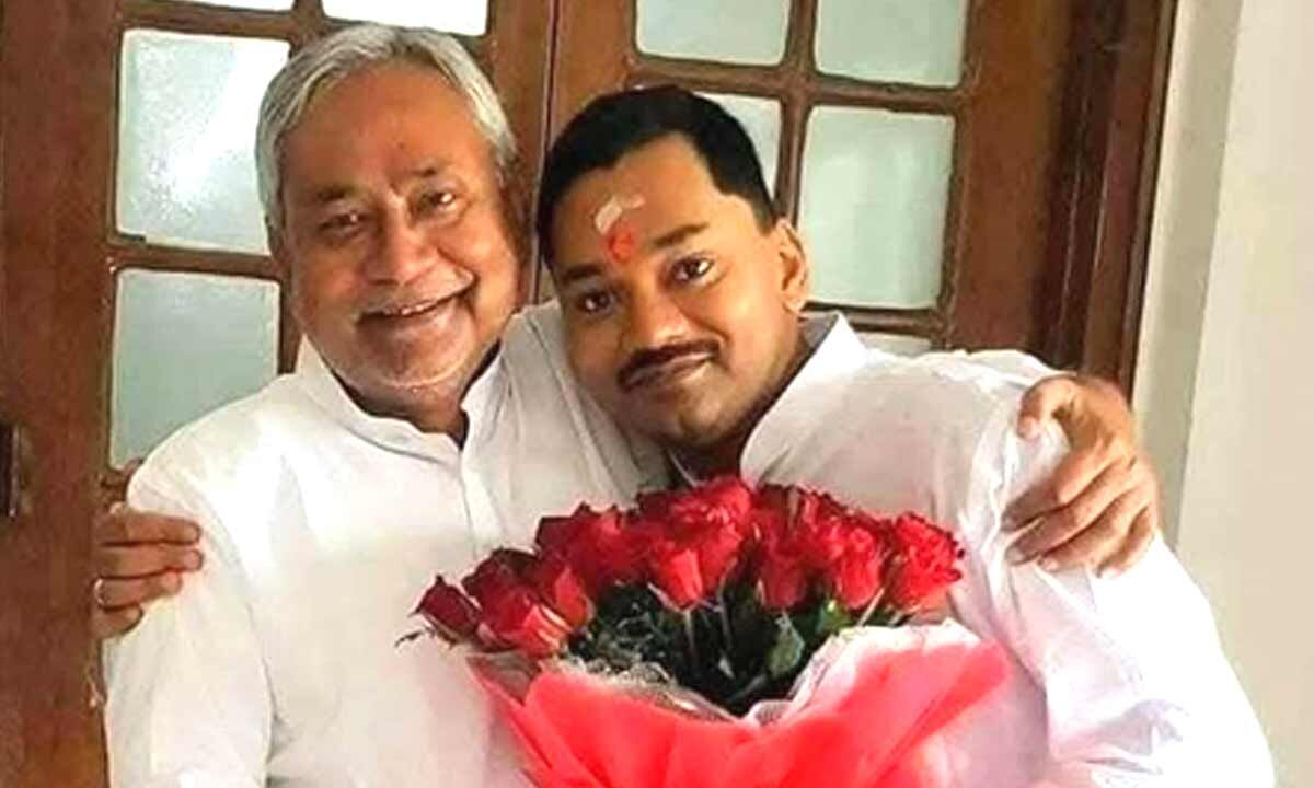 Nishant Kumar hugs father Nitish Kumar after NDA win, photograph goes viral