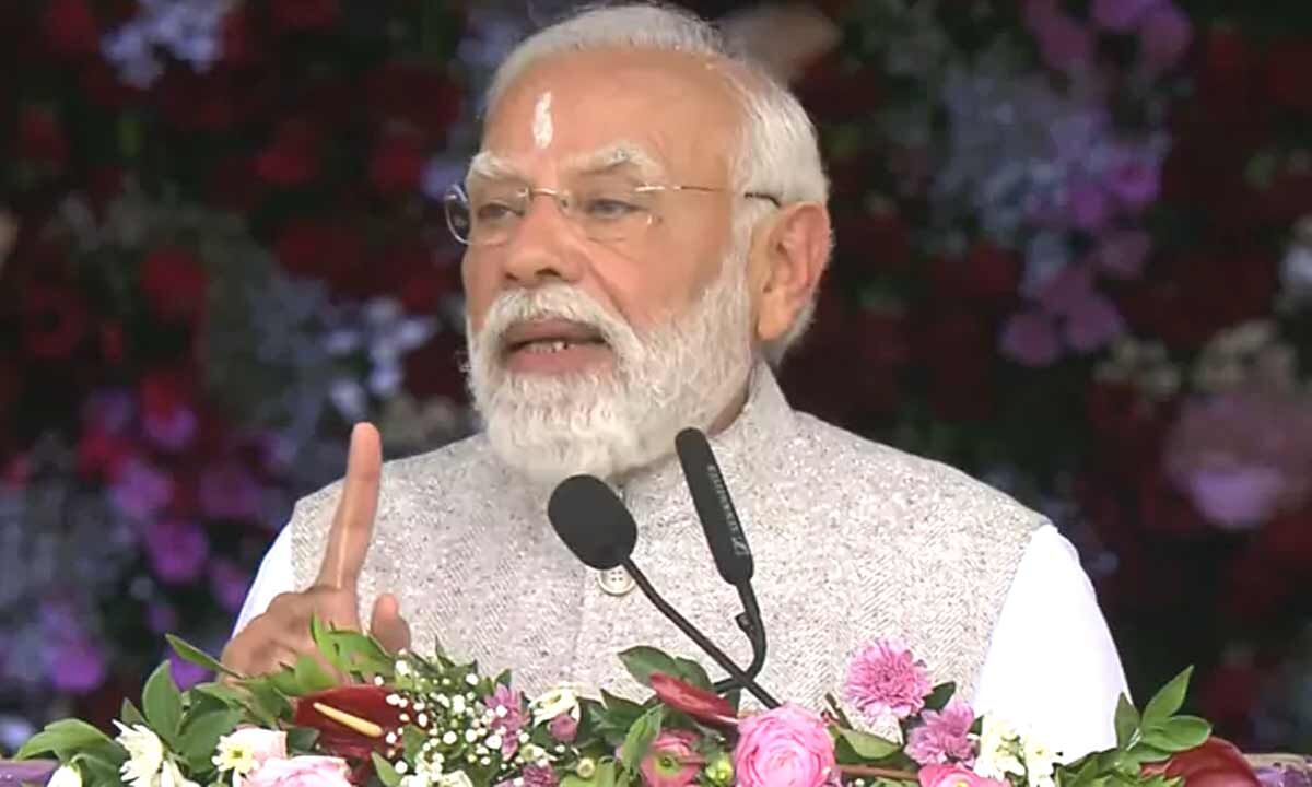 PM Modi attends Sathya Sai Baba Jayanti celebrations, unveils ...