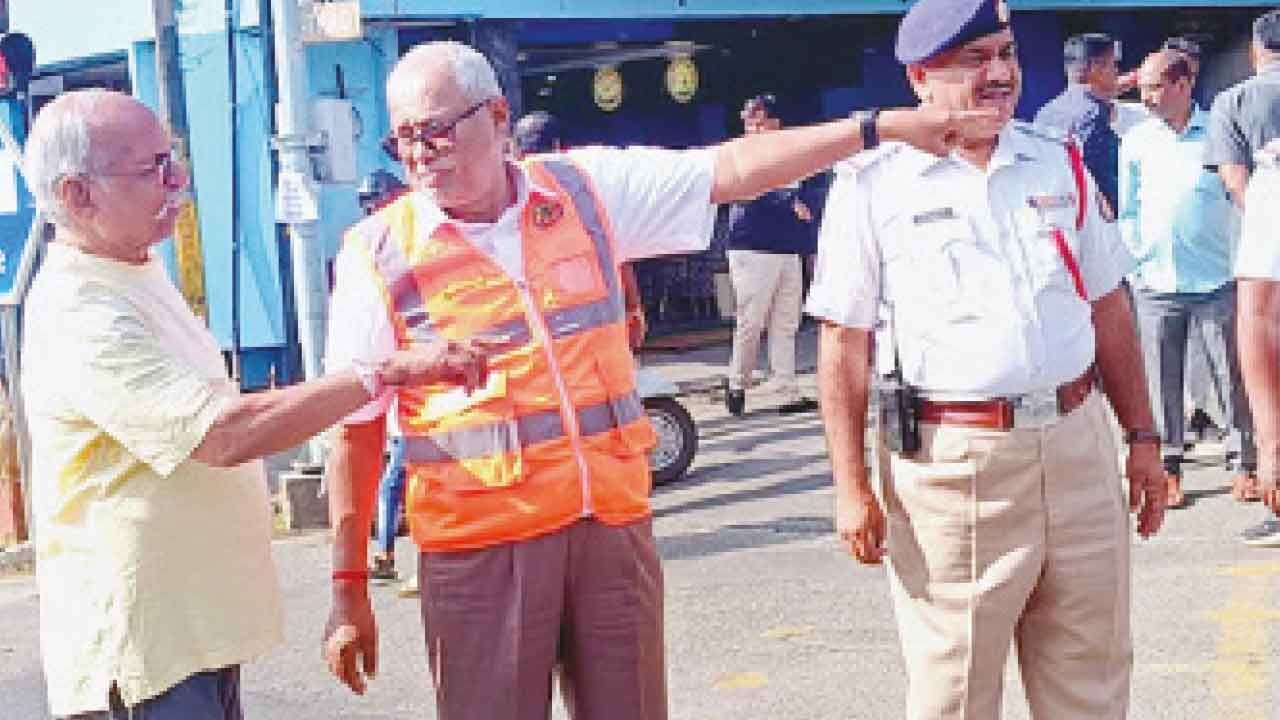 BJP MLA dons role of traffic constable
