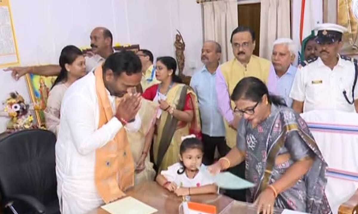 Jay Dholakia takes oath as Nuapada MLA