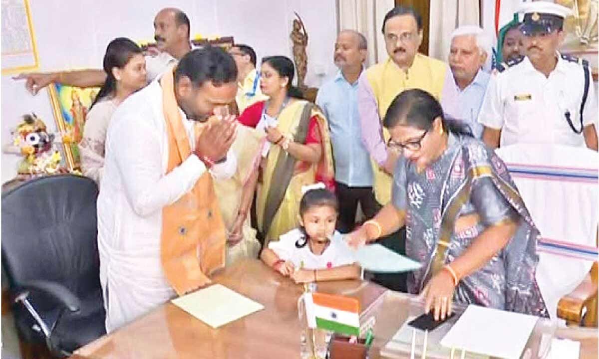 Jay Dholakia takes oath as Nuapada MLA