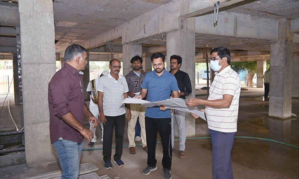 Civic chief warns against deviations in building plans