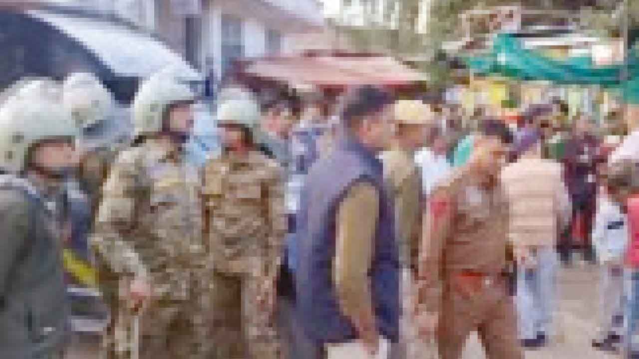 4 cops injured in stone-pelting during demolition outside mosque
