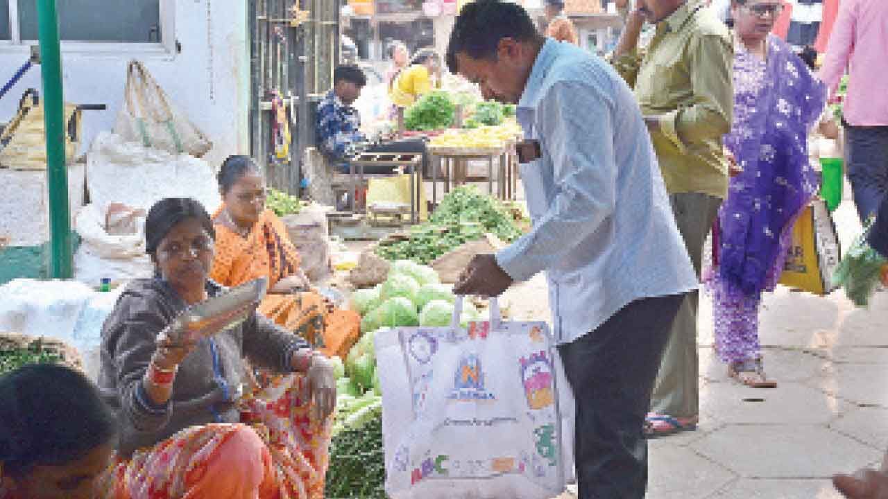 Mehdipatnam Rythu Bazar: No tarkari troubles! Vegans lap up select ...