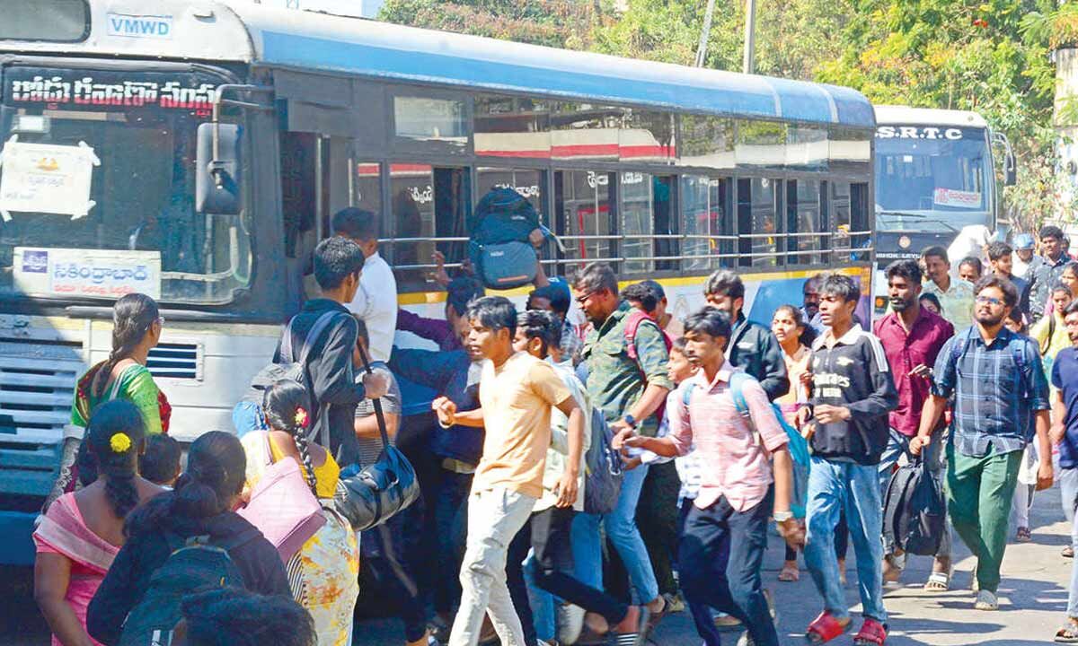 Thousands leave for native places for Sankranti festival