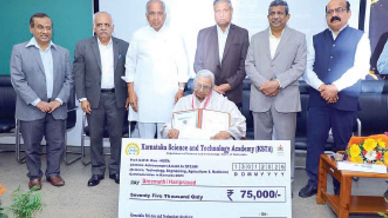 Lifetime Achievement Awards presented to two senior scientists